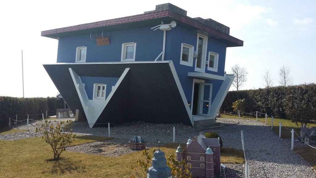 Trassenheide auf Usedom – Die Welt steht Kopf ! – Bernie On Tour – Reiseblog – Europa